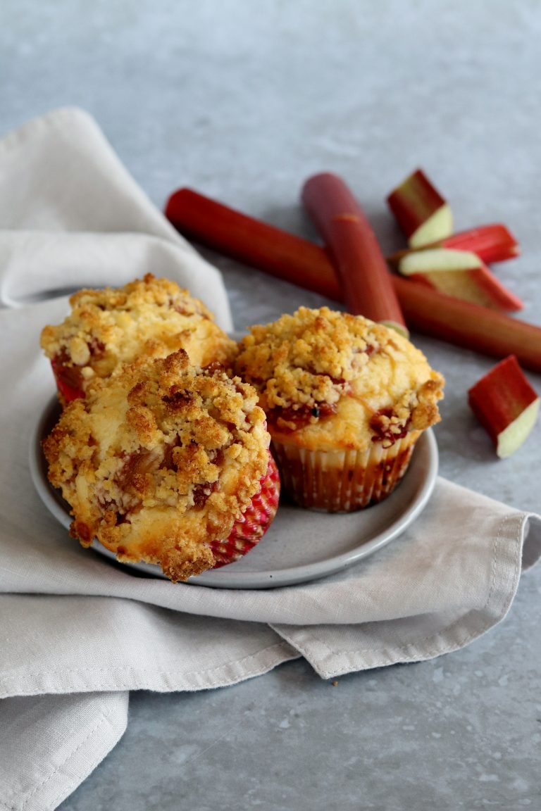 Rhubarb Crumble Muffins – Curly's Cooking