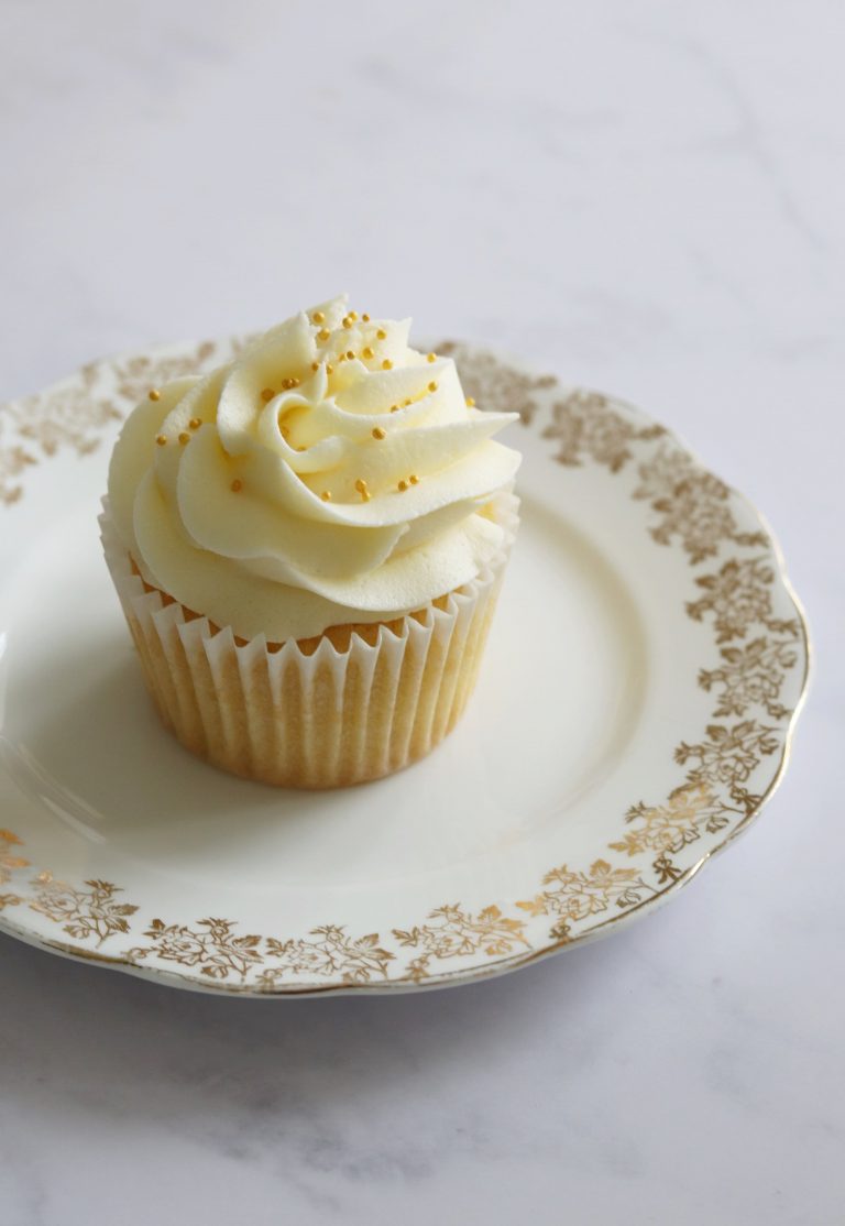 Vanilla Cupcakes – Curly's Cooking